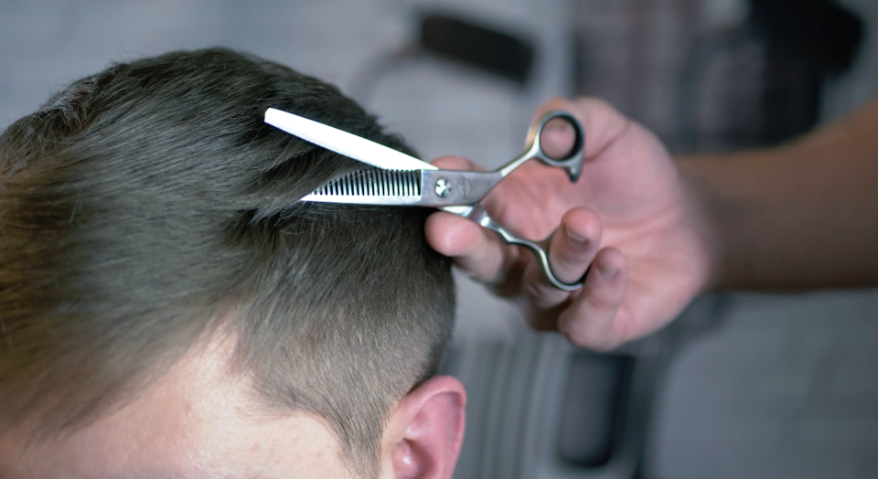 How To Texturise Hair With A Thinning Scissor | Barber Basics | Dark Stag